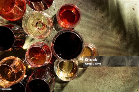 녹색 배경에 안경에 구색에 빨간색 흰색과 장미 와인 상단 보기 와인 바 상점 와이너리 와인 시음 개념 하드 라이트와 가혹한 식물 그림자 0명에 대한 스톡 사진 및 기타