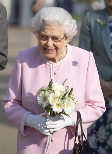 92歲英國女王不服老，偏愛穿粉色扮嫩，網友：太年輕！ 每日頭條