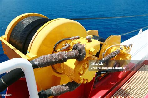 크레인 운영자 또는 기술자에 의해 유지 보수 루틴 작업에서 크레인 예방 유지 보수 일정 수정 및 서비스 크레인 기술자 는 크레인 스테이션의 유압 시스템 및 컨트롤러를