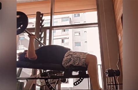 Cantor Da Banda Calcinha Preta Tranquiliza F S Ap S Acidente Com Barra De Ferro Em Academia