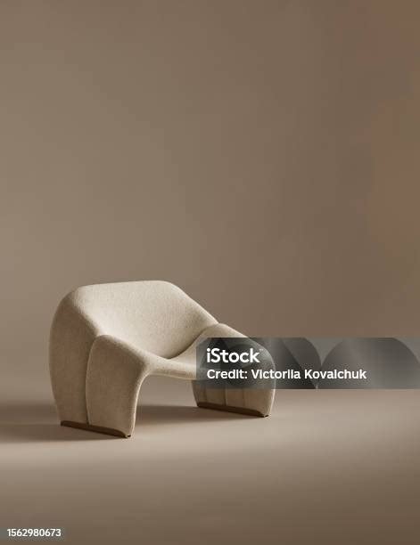 치장 벽토 벽이 있는 개념적인 인테리어 룸입니다 따뜻한 파스텔 색상의 창의적인 구성 안락의자 모형 빈 배경입니다 3d 렌더링 고품질 3d 그림 거실에 대한 스톡 사진 및
