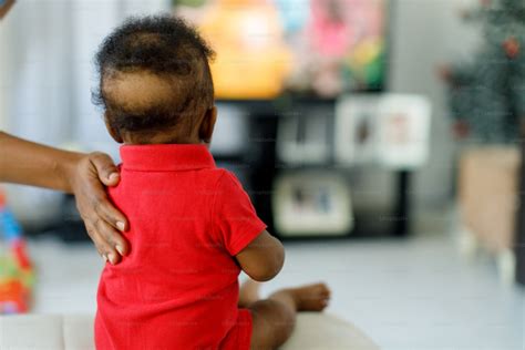 여자가 안고 있는 소파에 앉아 있는 아기 사진 Unsplash의 아기 이미지