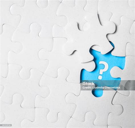 흰색 배경에 누락 된 조각과 물음표와 흰색 퍼즐 상단 보기 물음표에 대한 스톡 사진 및 기타 이미지 물음표 실톱 0명 Istock