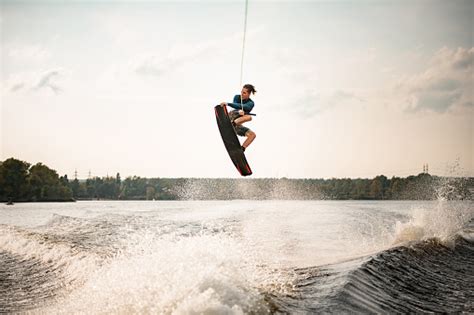 육상 남자에 보기 효과적으로 물 위에 웨이크 보드에 점프 30 39세에 대한 스톡 사진 및 기타 이미지 30 39세 강 건강한 생활방식 Istock