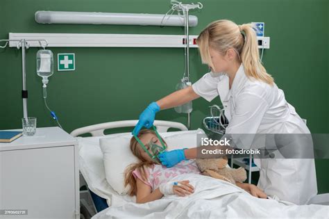 병원 환경에서 어린이를 세심하게 돌보는 전담 의료 전문가 2명에 대한 스톡 사진 및 기타 이미지 2명 간호사 건강 모니터링 Istock