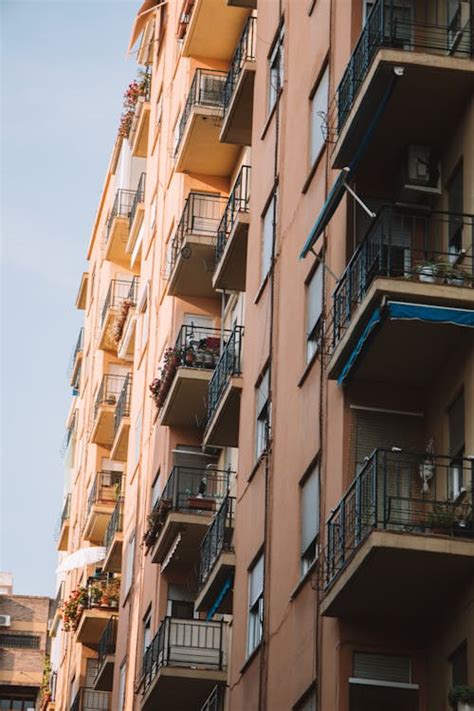 도시의 발코니 비대칭 수직 쐈어 주거용 건물 파스텔에 관한 무료 스톡 사진