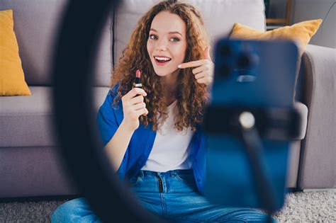 귀여운 소녀 뷰티 블로거 녹화 비디오 스트리밍 판매 화장품 룸 아파트 실내 아파트 사진 20 24세에 대한 스톡 사진 및 기타 이미지 20 24세 Brand Name