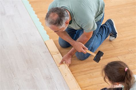 높은 각도 보기 에 성숙한 남자 망치 라미네이트 바닥 으로 장소 와 딸 보고 2명에 대한 스톡 사진 및 기타 이미지 2명 Diy 가정의 방 Istock