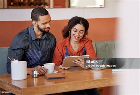 태블릿 카페 매니저 팀 및 커피 숍 직원의 소셜 미디어 마케팅 계획 전략 디지털 온라인 및 Seo 소매 보고서는 데이터를 작업하는 레스토랑 관리 그룹의 기술에 대한 작업을