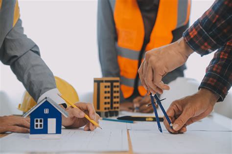 엔지니어 또는 건축가의 건설 및 구조 개념은 작업 현장의 모델 구축 및 청사진에 대한 파트너 및 엔지니어링 도구와 함께 작업하는 프로젝트를 위해 회의 두 회사의 계약 3