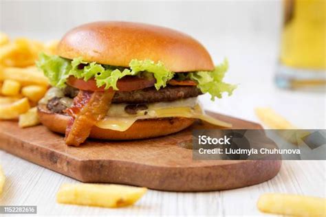 햄버거 감자 튀김 및 흰색 나무 배경 측면 보기에 차가운 맥주의 유리 클로즈업 고기에 대한 스톡 사진 및 기타 이미지 고기 굽기 목재 재료 Istock