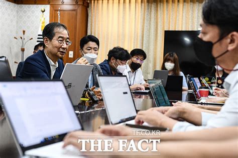 출입기자단 만난 한덕수 총리 국정 현안 질문 답변 [tf사진관] 포토 기사 더팩트