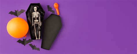 해피 할로윈 휴가 할로윈 장식 검은 박쥐 해골 밝은 보라색 보라색 배경에 종이에서 관 복사 공간이있는 할로윈 파티 인사말 카드 인사말 배너 0명에 대한 스톡 사진 및 기타