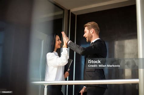 두 사람의 샷 젊은 비즈니스 파트너는 함께 작동 문서가 폴더를 들고 사무실 건물 앞에 서 두 젊은 동료의 영상 20 24세에 대한 스톡 사진 및 기타 이미지 Istock