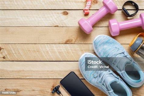 그런 지 나무 배경에 운동 장비와 피트 니스 건강 하 고 체중 감량 다이어트 개념에 대 한 스포츠 액세서리 세트 0명에 대한 스톡 사진 및 기타 이미지 Istock