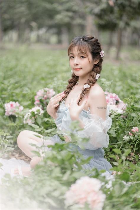 가벼운 갈색 머리 고요한 긴 머리 꽃 꽃무늬 낭만적인 녹지 다정한 머리띠 모델 무성한 봄 부드러운 빛