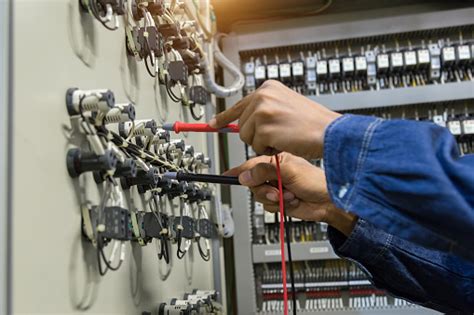 전기 엔지니어 작업 테스터는 전기 캐비닛 제어에서 전력 라인의 전압과 전류를 측정합니다 Stem 주제에 대한 스톡 사진 및 기타 이미지 Stem 주제 개폐 장치 건강