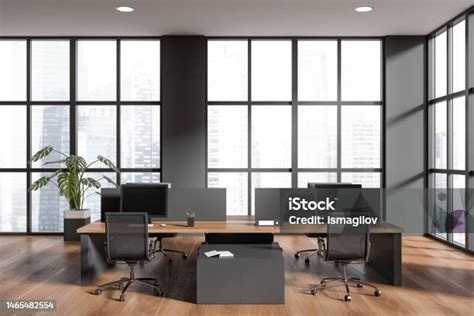 Pc 컴퓨터와 고층 빌딩의 파노라마 창이 있는 회색 작업 구역 내부 0명에 대한 스톡 사진 및 기타 이미지 0명 3차원