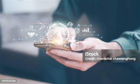 디지털 혁신 기술 전략 Iot 사물 인터넷 아이디어의 변화와 디지털 시대의 비즈니스에서 기술의 채택 글로벌 비즈니스 역량을 강화 아이 0명에 대한 스톡 사진 및 기타 이미지