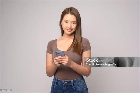 흰색 배경 기술 개념 위에 스마트폰을 사용하는 젊은 아시아 여성 Brand Name Online Messaging Platform에 대한 스톡 사진 및 기타 이미지