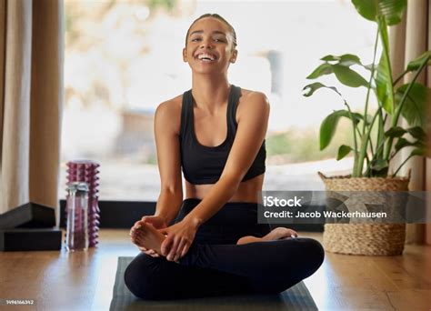 여성 요가 초상화는 선 운동 운동 또는 차분한 명상과 집에서 스트레칭을 위해 매트에 미소를 짓는다 영적 건강이나 건강을 위한 즐거운 행복 속에서 미소 짓는 행복하고 건강한