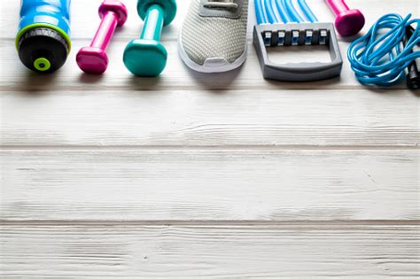 스포츠 배경피트 니스 장비 스 니 커 즈 밧줄 아령과 물병 나무 보드에 점프 개념에 대한 스톡 사진 및 기타 이미지 개념 개인 장식품 건강한 생활방식 Istock