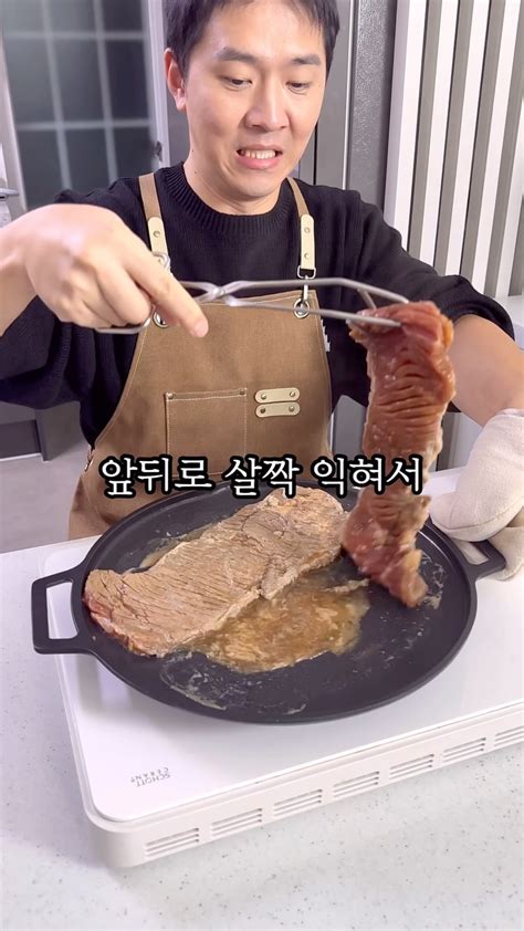 쭌디 ̈ 요리에 진심인 부부👫 삼겹살 좋아한다면 이건 무조건👍 리뉴얼된 뉴 오리지널 자동회전 롤팬 최저가 7차 공구 오픈 예정이에요 삼겹살 넣고 버튼 누르면 자동으로