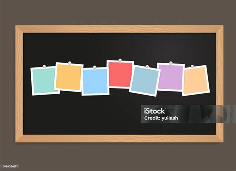 검은색 학교 칠판에 여러 가지 빛깔의 빈 사진 카드 일곱 개의 정사각형 컬러 포스터는 핀에 흰색 테두리가 연속으로 있습니다 벡터 현실적인 모형입니다 Eps10입니다 노트에