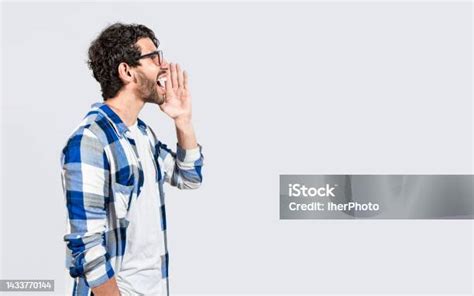 잘생긴 수염 난 남자가 소리를 지르며 승진을 발표하고 옆 옆 프로필 잘생긴 남자가 발표를 외치며 고립되어 있습니다 소리를 지르고 배너를 발표하는 사람 25 29세에 대한