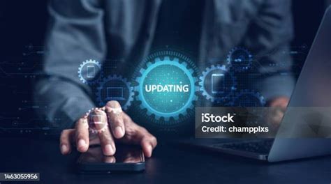 컴퓨터의 소프트웨어 시스템을 업데이트하십시오 스마트 폰 업그레이드 프로그램을 사용하는 남자 비즈니스 기술 인터넷 로딩 가상 바 더 나은 품질을위한 업데이트를 설치합니다 웹