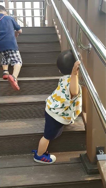 14개월 아기 손잡이 잡고 계단 내려가기 Youtube