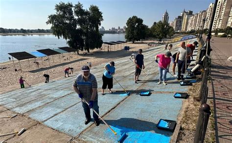 На Оболоні оновили кримськотатарський прапор на набережній Вечірній Київ