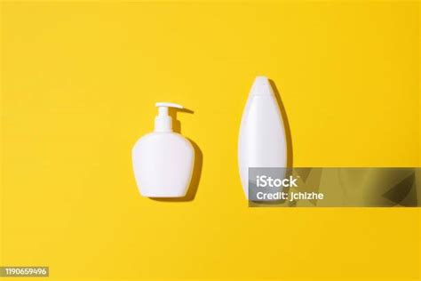 노란색 배경에 샴푸와 비누 병 맨 위 보기 플랫 레이 공간을 복사합니다 개성 개념에 대한 스톡 사진 및 기타 이미지 개성 개념 개인 장식품 개체 그룹 Istock