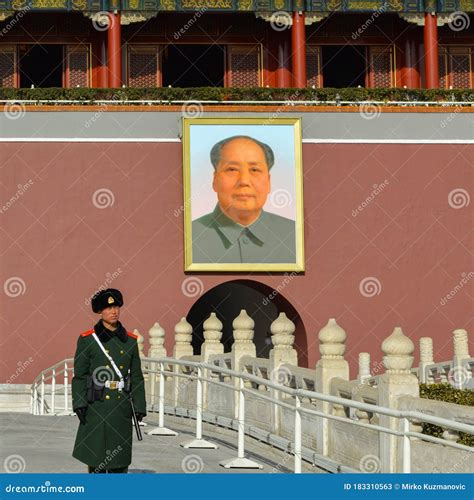 Китайские стойки солдата защищают на площади тяньаньмэнь В пекине в китае Редакционное Стоковое