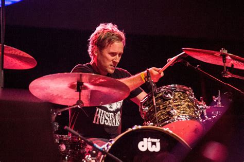 Josh Freese de Foo Fighters Tocar la batería detrás de uno de los