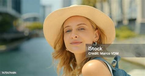 여자 얼굴 도시에서의 모험 해외 휴가 평화와 내용의 야외 자유로 여행하십시오 젊은 여성 초상화와 차분함 브라질의 여름 휴가 모형 공간이 있는 평온함 20 24세에 대한 스톡