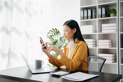 사무실에서 메모장과 태블릿을 들고 미소를 짓고 있는 자신감 넘치는 아시아 여성 20 24세에 대한 스톡 사진 및 기타 이미지 20 24세 가상현실 계획 Istock