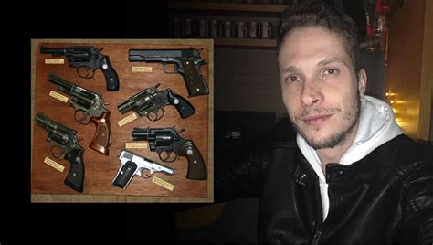 ΑΥΤΟΣ ΕΙΝΑΙ Ο ΔΟΛΟΦΟΝΟΣ ΠΟΥ ΣΚΟΤΩΣΕ ΤΗΝ ΜΗΤΕΡΑ ΤΟΥ ΜΕ ΜΙΑ ΣΦΑΙΡΑ ΠΑΡΑΜΕΝΕΙ ΑΦΑΝΤΟΣ