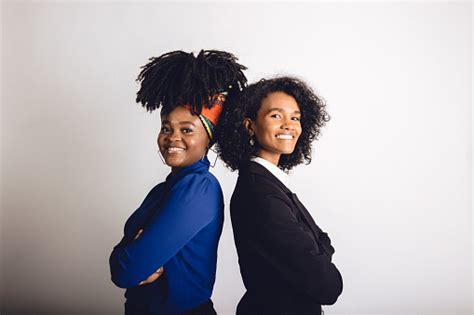 스튜디오 초상화 사진에 있는 두 명의 젊은 아름다운 여성 성인의 다인종 그룹 20 24세에 대한 스톡 사진 및 기타 이미지 20 24세 20 29세 2명 Istock