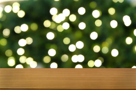 레스토랑의 추상 흐린 Bokeh 배경 앞에 빈 어두운 나무 테이블 제품을 표시 하거나 몽타주에 사용할 수 있습니다 공간에 대 한 모의 0명에 대한 스톡 사진 및 기타 이미지