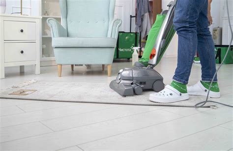 Чи можливо вивести плями від вина з білого килима Chystota