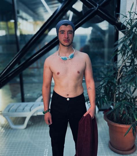 بازیگر جوان سینمای ایران، با لباس شنا ژست گرفت