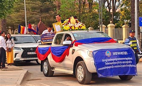 រដ្ឋបាលខេត្តបាត់ដំបងដង្ហែពានជ័យលាភីអង្គភាពផ្តល់សេវាសាធារណៈគំរូក្នុងវិស័យអប់រំ និង វិស័យសុខាភិបាល