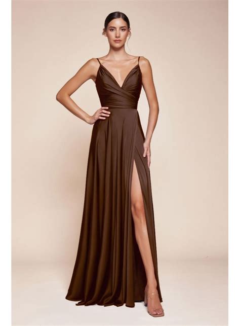 Vestido Largo Satinado Marrón Con Escote En Pico Invitada Boda