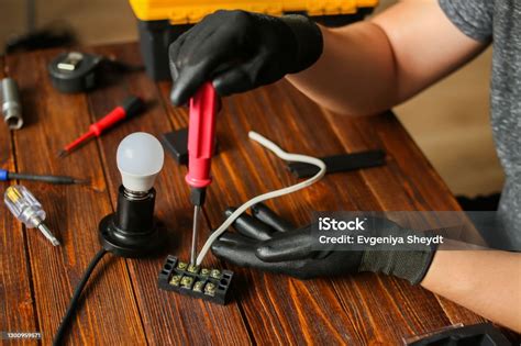 터미널 블록의 전선을 연결하는 전기 손 클램프와 와이어의 연결 전기 기술자가 전기 회로를 조립합니다 공학에 대한 스톡 사진 및 기타 이미지 Istock