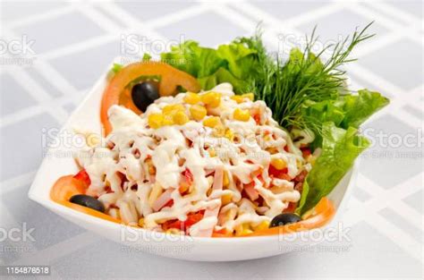 옥수수 치즈 토마토 불가리 안 후추 양상추 그린 올리브 및 마요네즈를 곁들인 햄 샐러드 0명에 대한 스톡 사진 및 기타 이미지 Istock