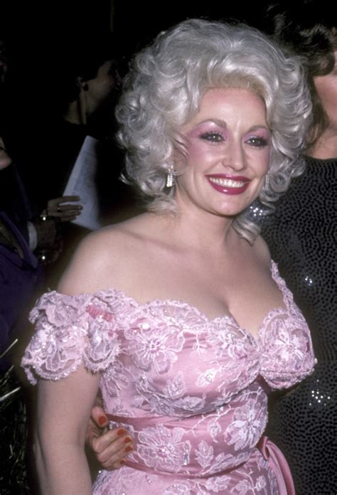 A Wigless Dolly Parton Revealed In New Book Tuc