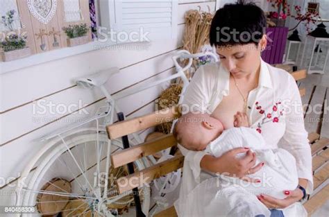 모유 수 유 아기입니다 젊은 어머니 그녀의 신생아를 들고 엄마 간호 아기입니다 여자와 백색 침실에서 새로 태어난된 소년입니다 가족과 함께 집에에 대한 스톡 사진 및 기타