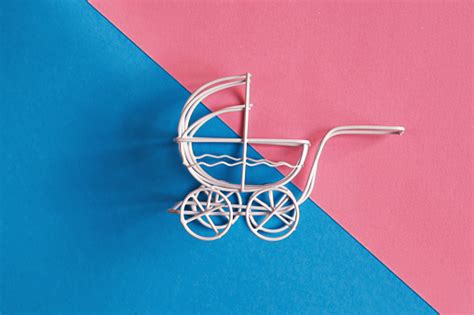 분홍색과 파란색 배경에 빈티지 유모차 소년 또는 소녀 질문 0명에 대한 스톡 사진 및 기타 이미지 0명 개념 귀여운 Istock