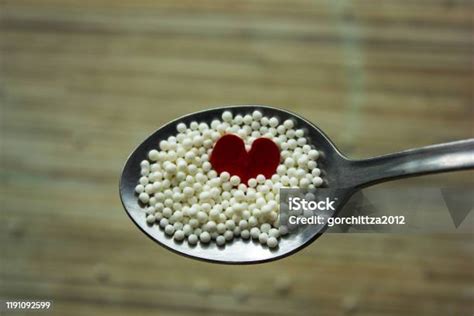 숟가락에 흰색 구슬 중 빨간 마음 발렌타인 데이 엽서 텍스트 공간을 가진 어머니의 날에 대한 사랑 개념 2월에 대한 스톡 사진 및 기타 이미지 Istock
